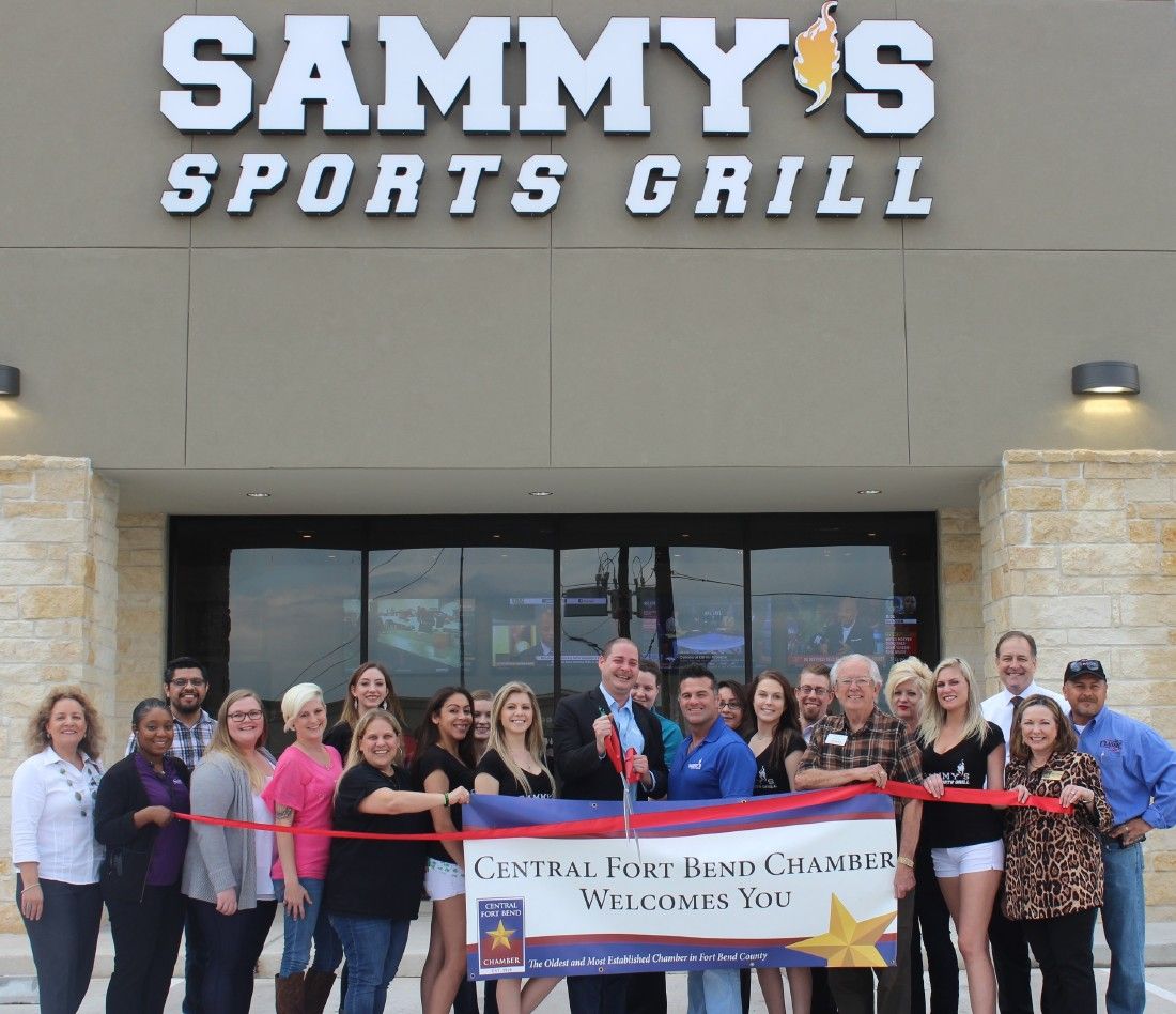 Central Fort Bend Chamber welcomes Sammy’s Sports Grill with ribbon cutting
