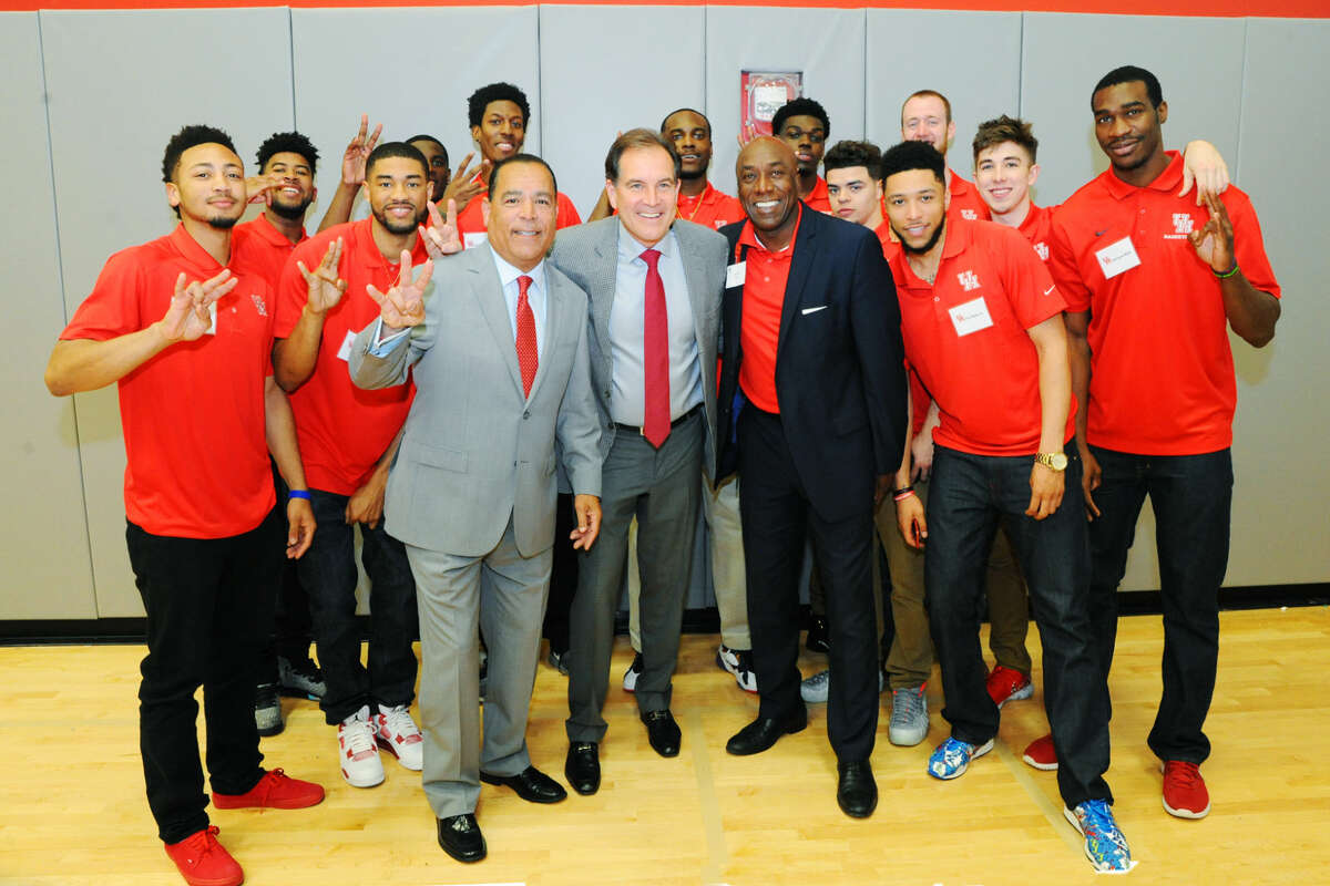 COLLEGE HOOPS: Jim Nantz helps University of Houston dedicate new Guy V ...