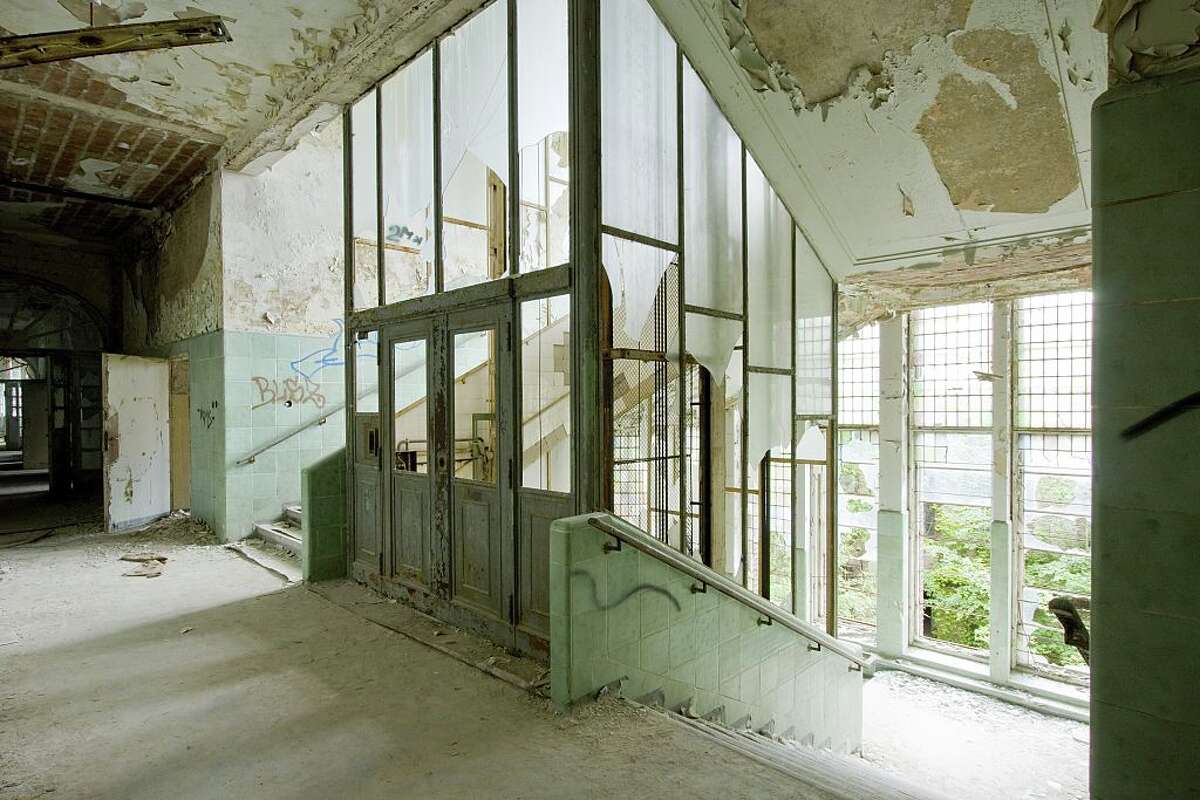 25 haunting photos of an abandoned Nazi hospital