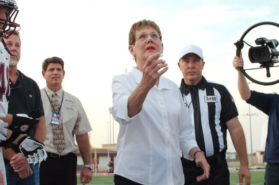 First Oiler quarterback honored with memorial coin-toss ceremony