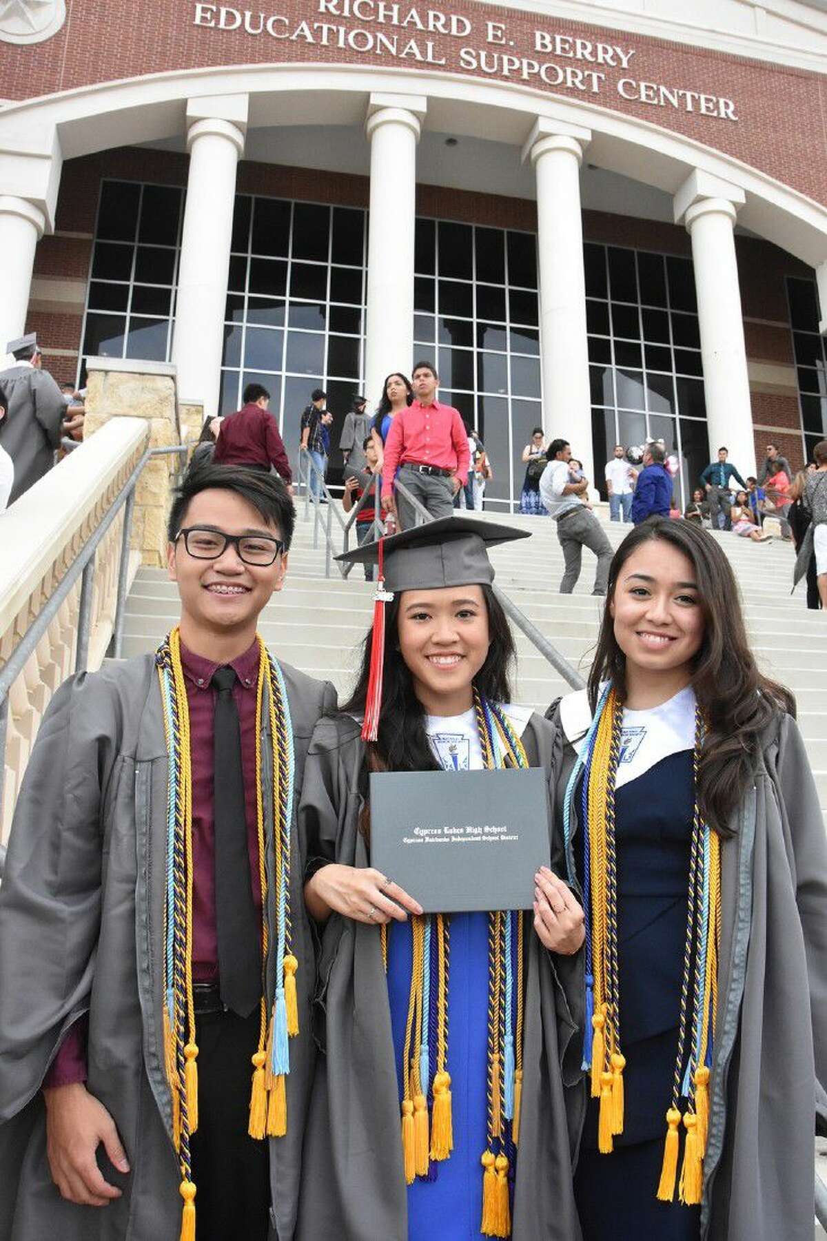 More than 7,600 Class of 2016 graduates earn diplomas
