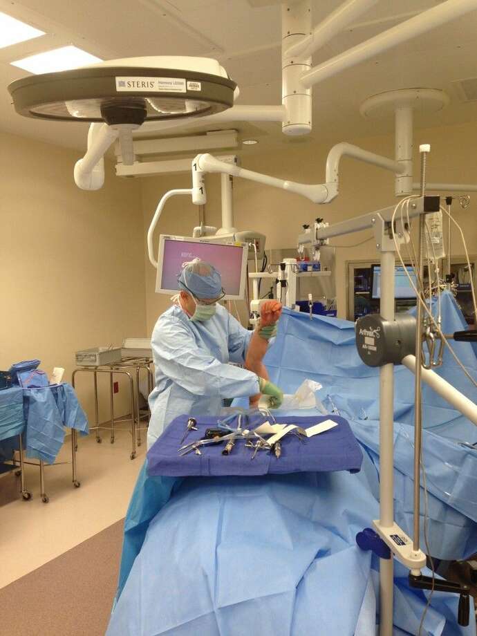 Specialist explains common causes of shoulder pain at community seminar ...