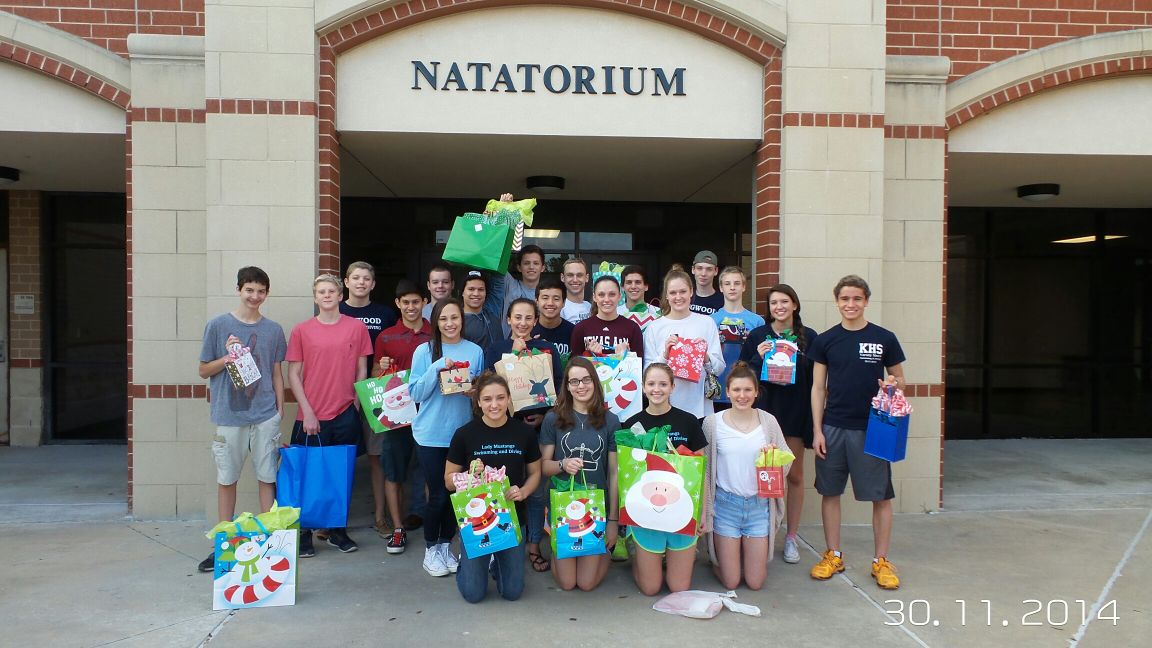 HS SPORTS: Kingwood Swim and Dive Team give back to community