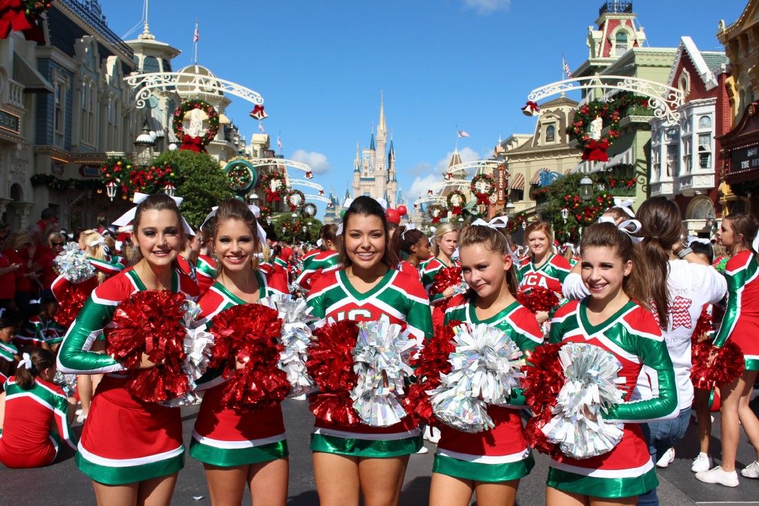 Friendswood JH cheerleaders in Disney parade