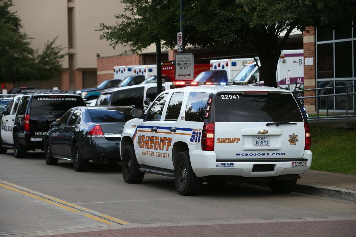 Inmate shot by deputy after holding medical student at Ben Taub