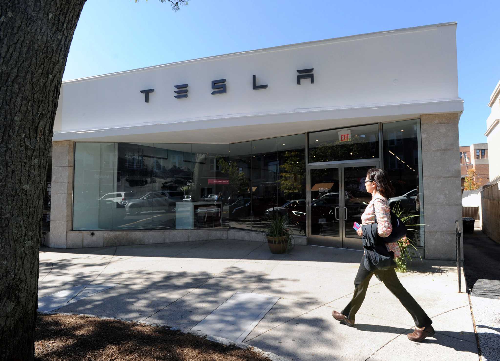 Photos of the official first day of business at the Tesla store