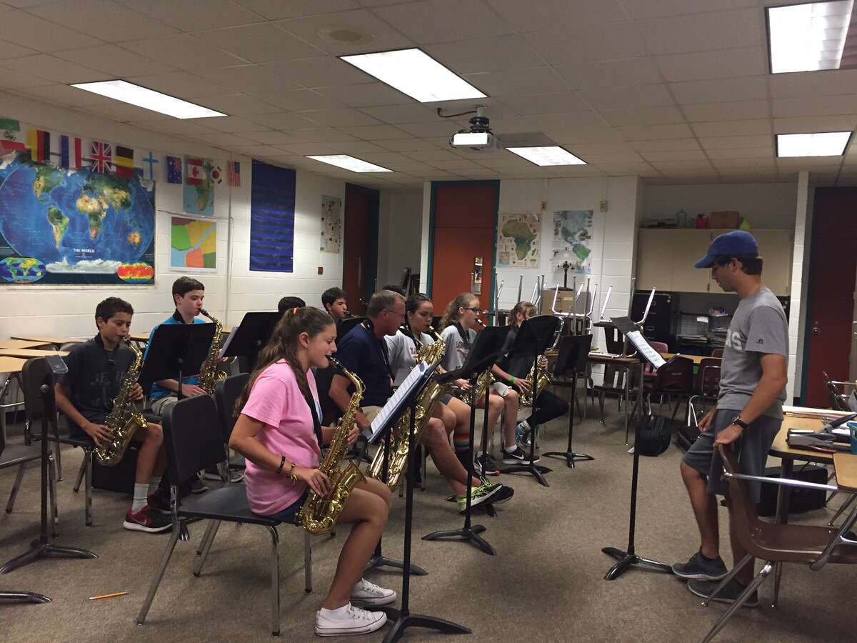 Kingwood High School band leaders mentor middle school students