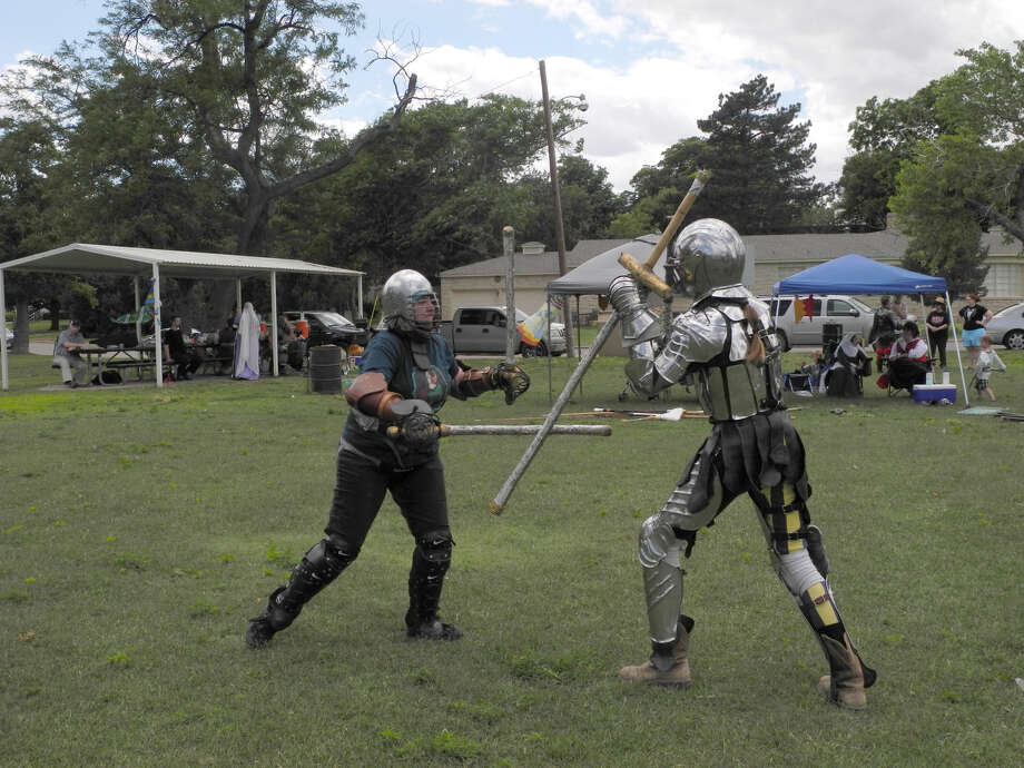 Plainview hosts SCA practice duels in park - Plainview Daily Herald