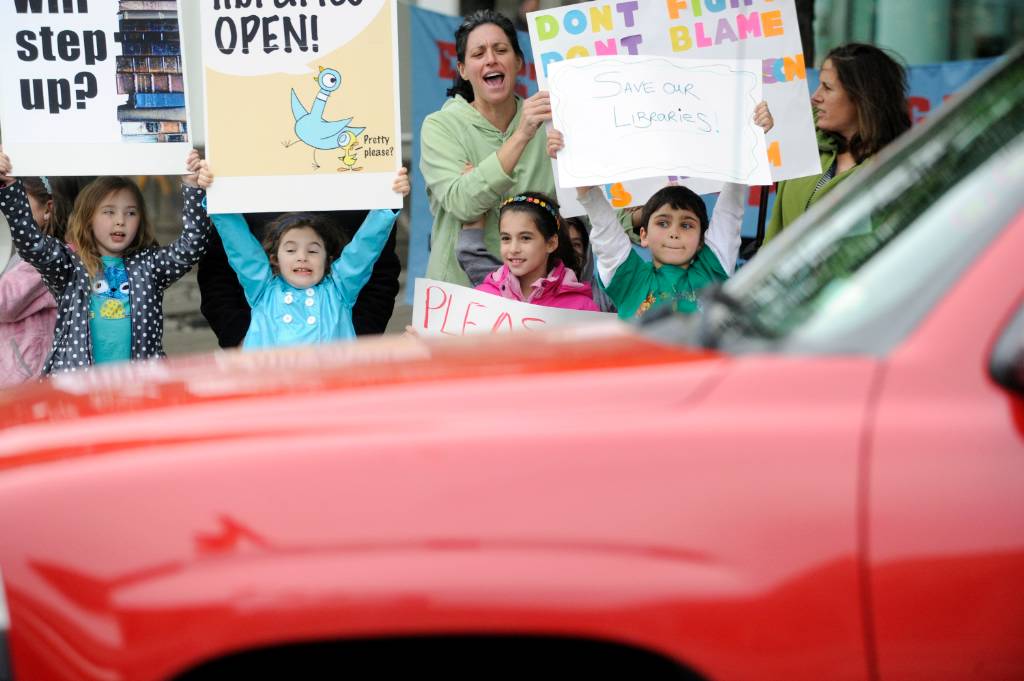 Stamford rally targets library funding cuts