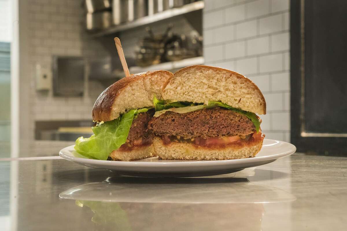Safeway to carry plant-based Beyond Burger in its meat case