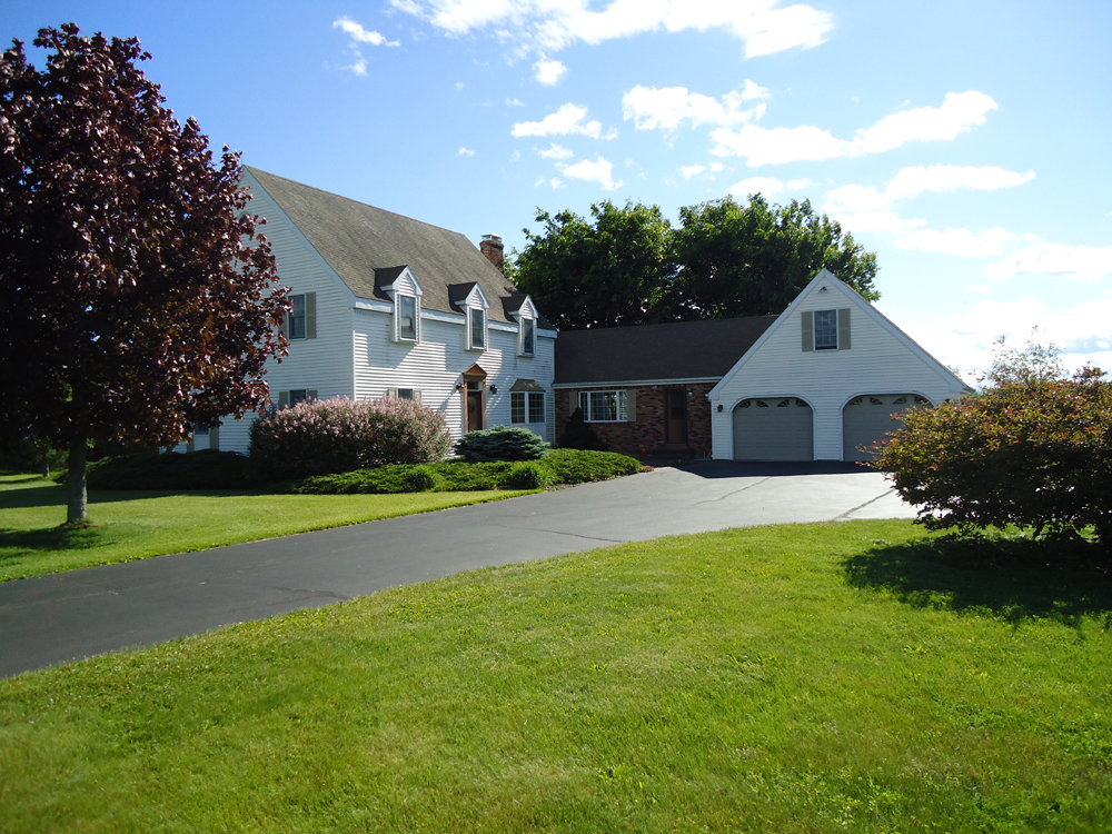 House of the Week: Country Colonial in Coeymans
