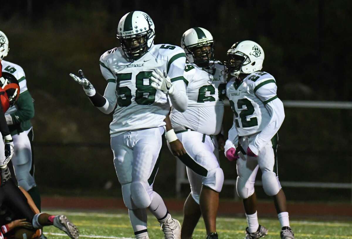 Norwalk cruises past Central