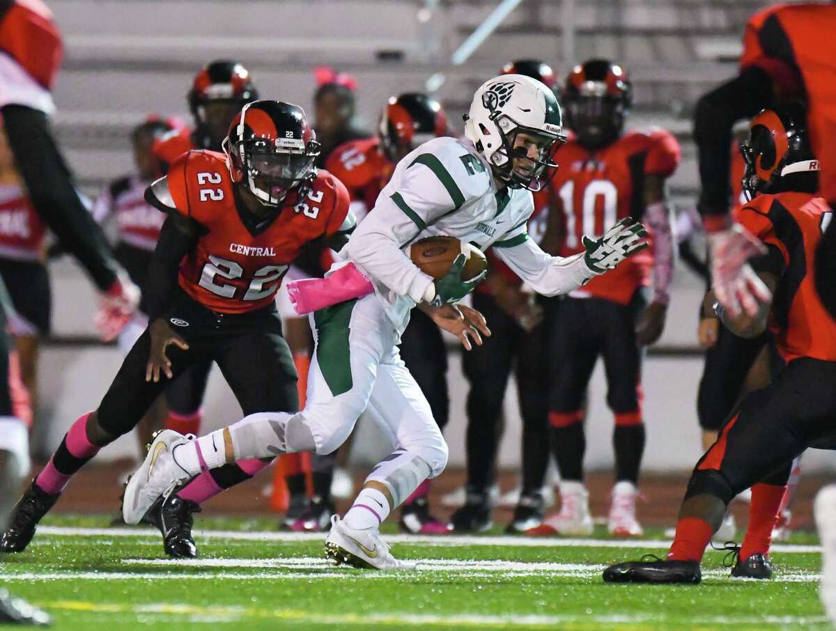 Norwalk cruises past Central