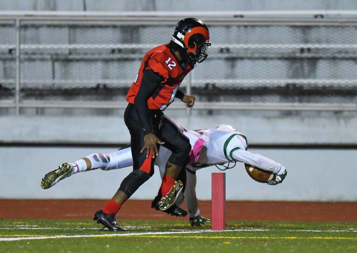 Norwalk cruises past Central
