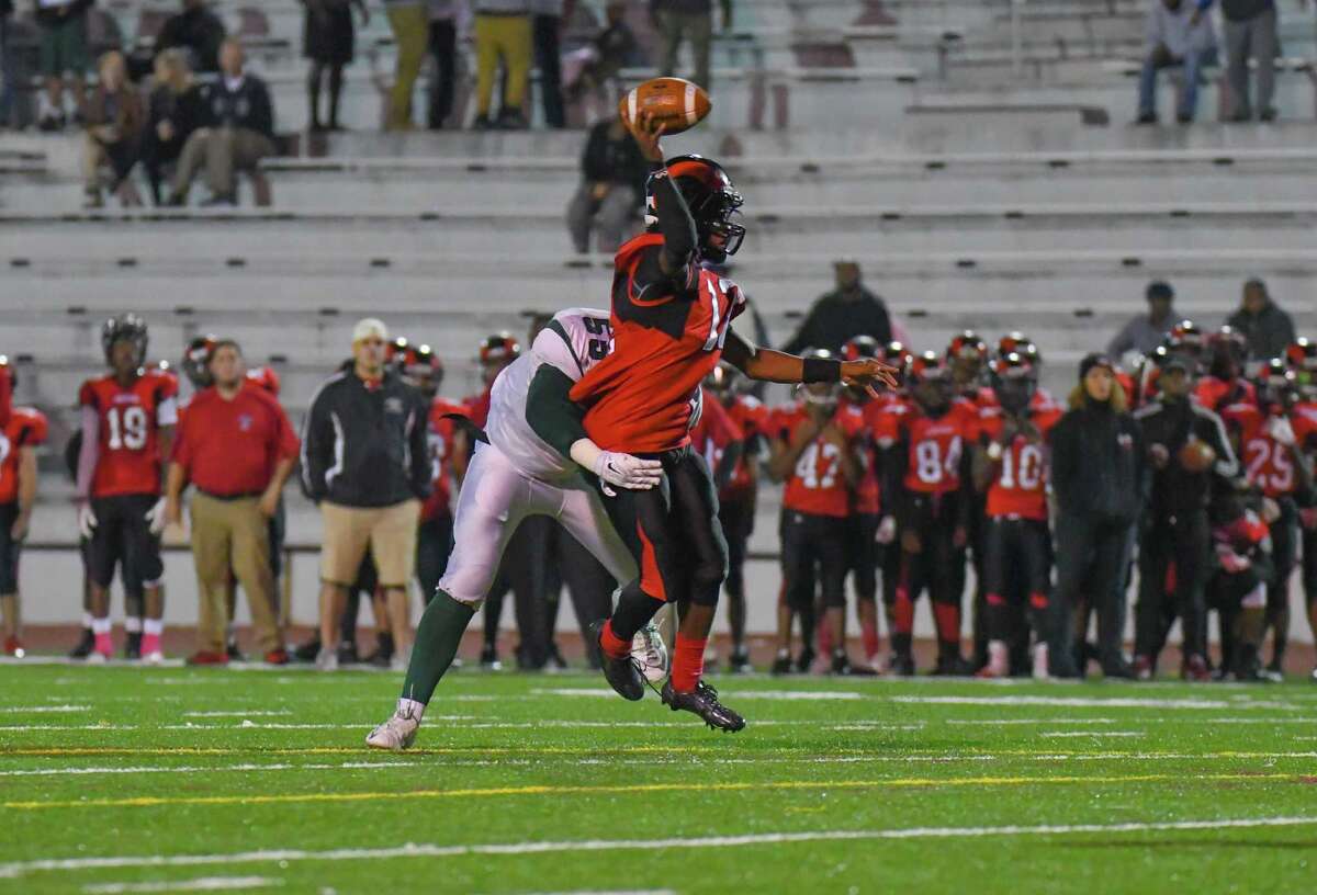 Norwalk cruises past Central
