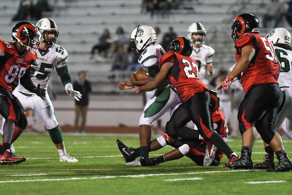 Norwalk cruises past Central