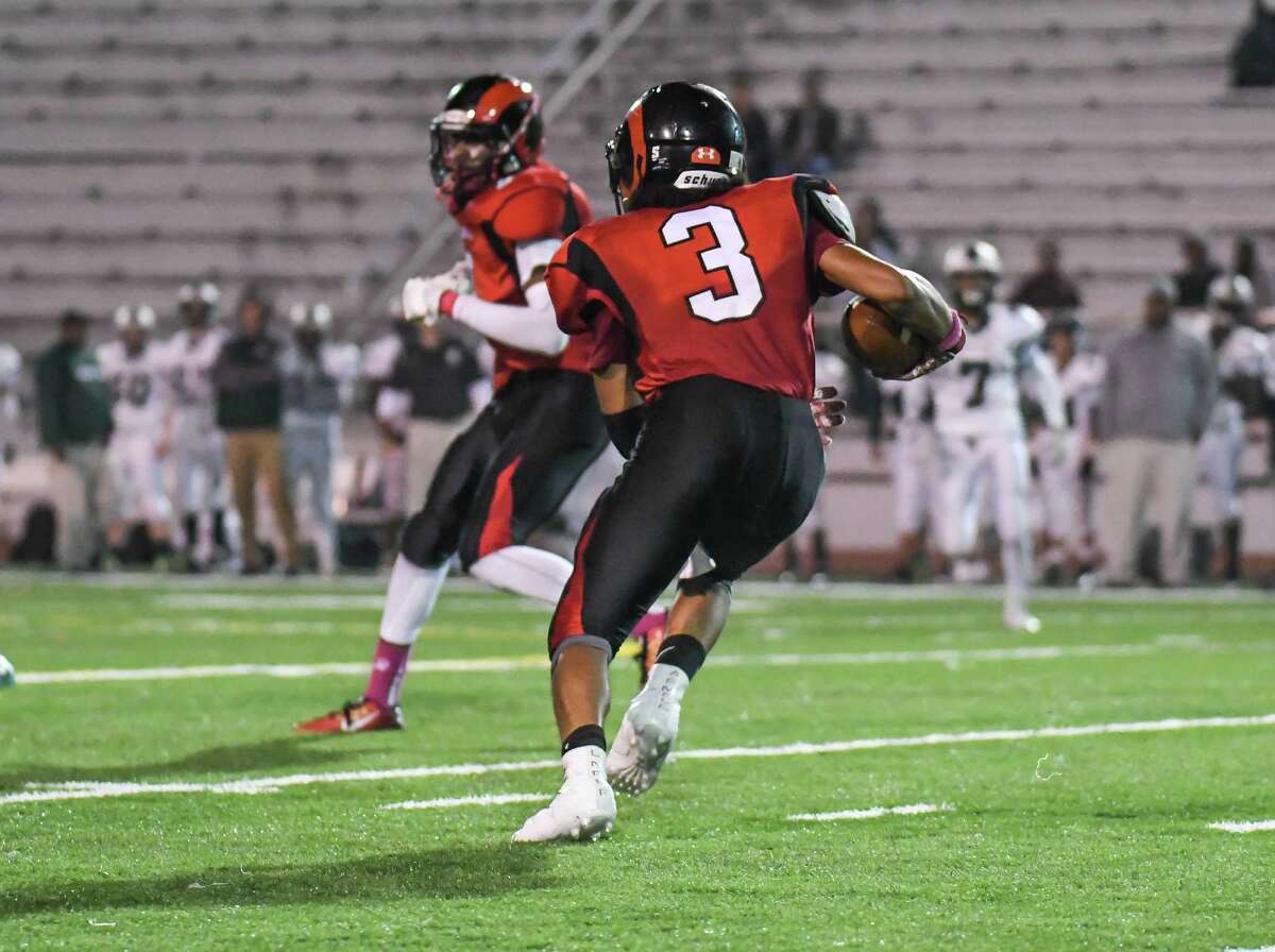 Norwalk cruises past Central