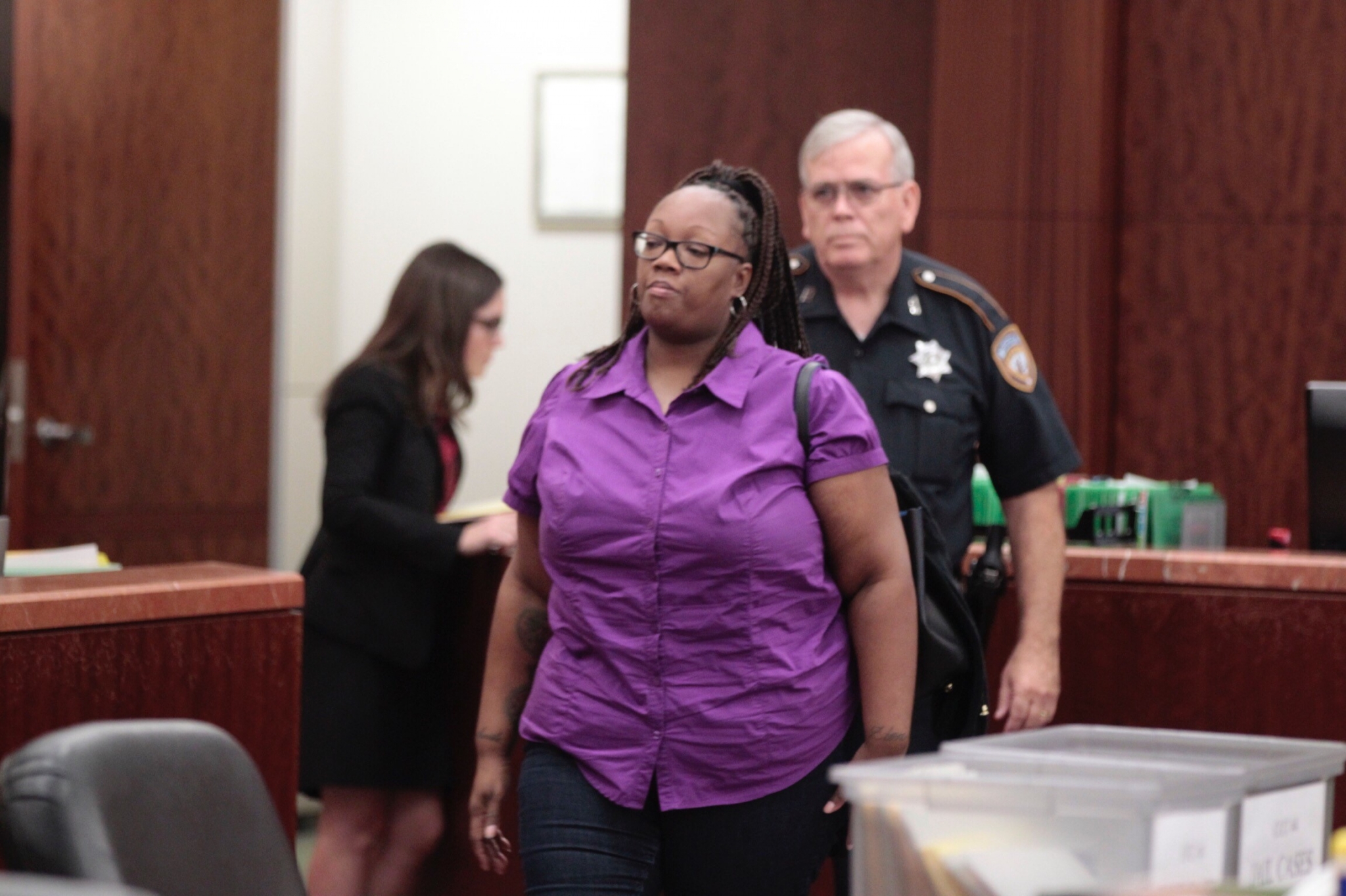 Houston 911 operator hung up on hundreds of callers, prosecutor says