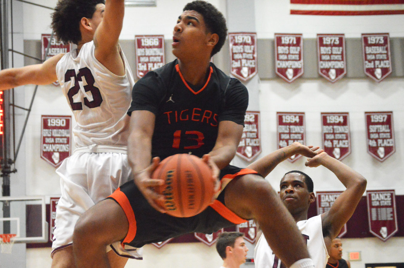 BOYS' BASKETBALL: Edwardsville powers its way past Maroons