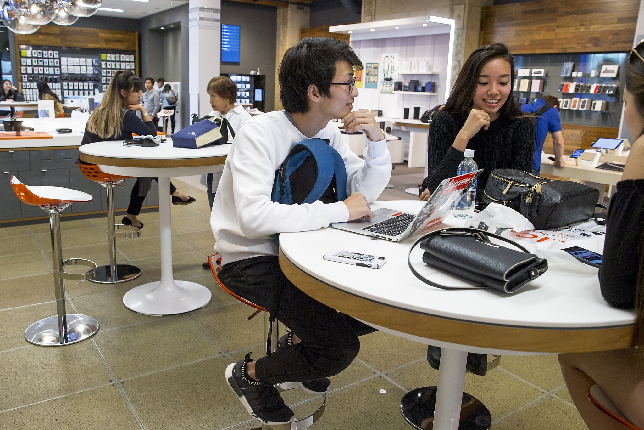 SF stores lead charge to showrooming