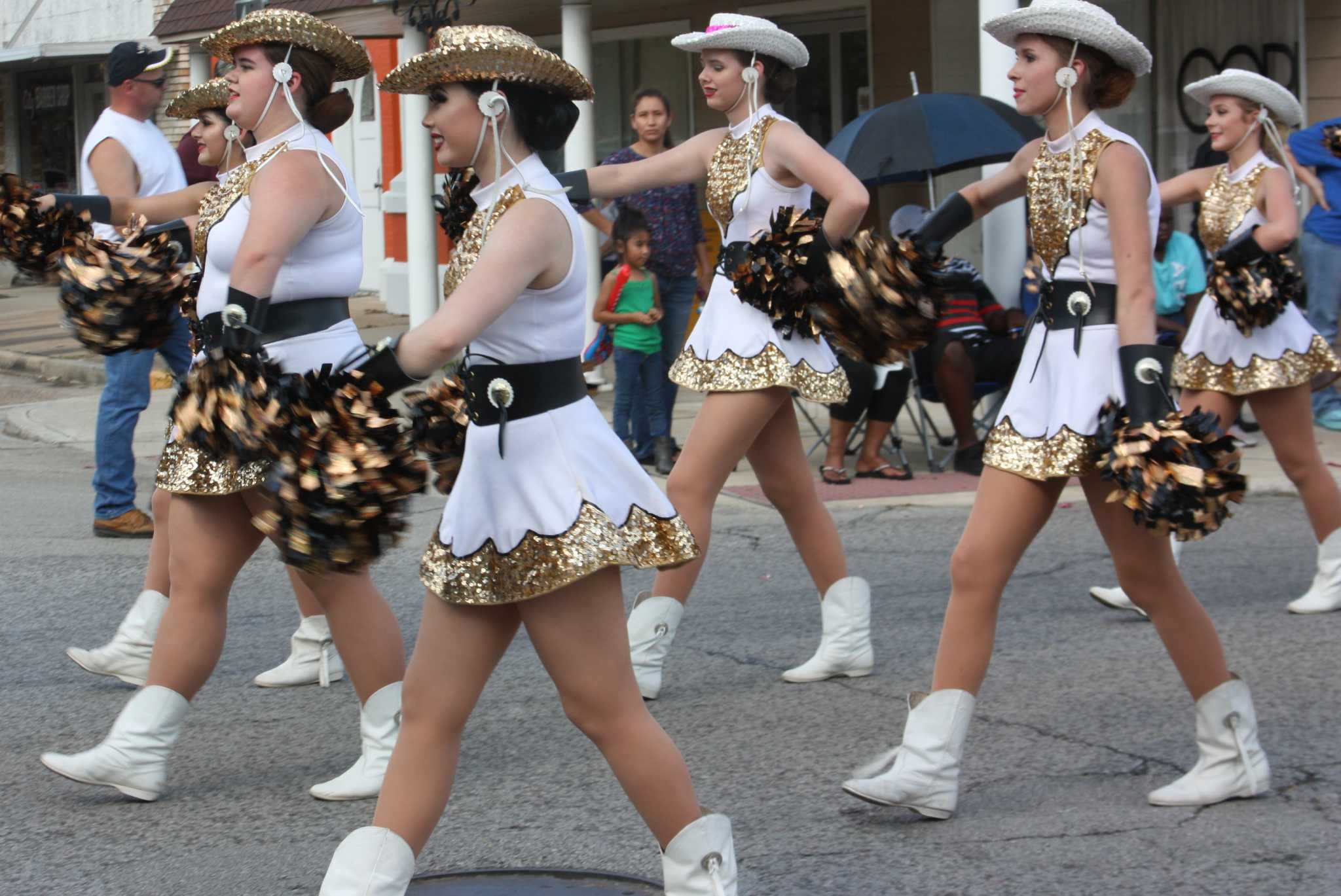 Parade kicks off rodeo events in Liberty