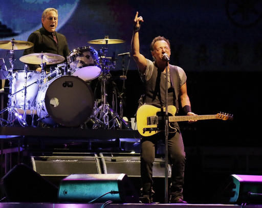 Bruce Springsteen again breaks record for longest US show