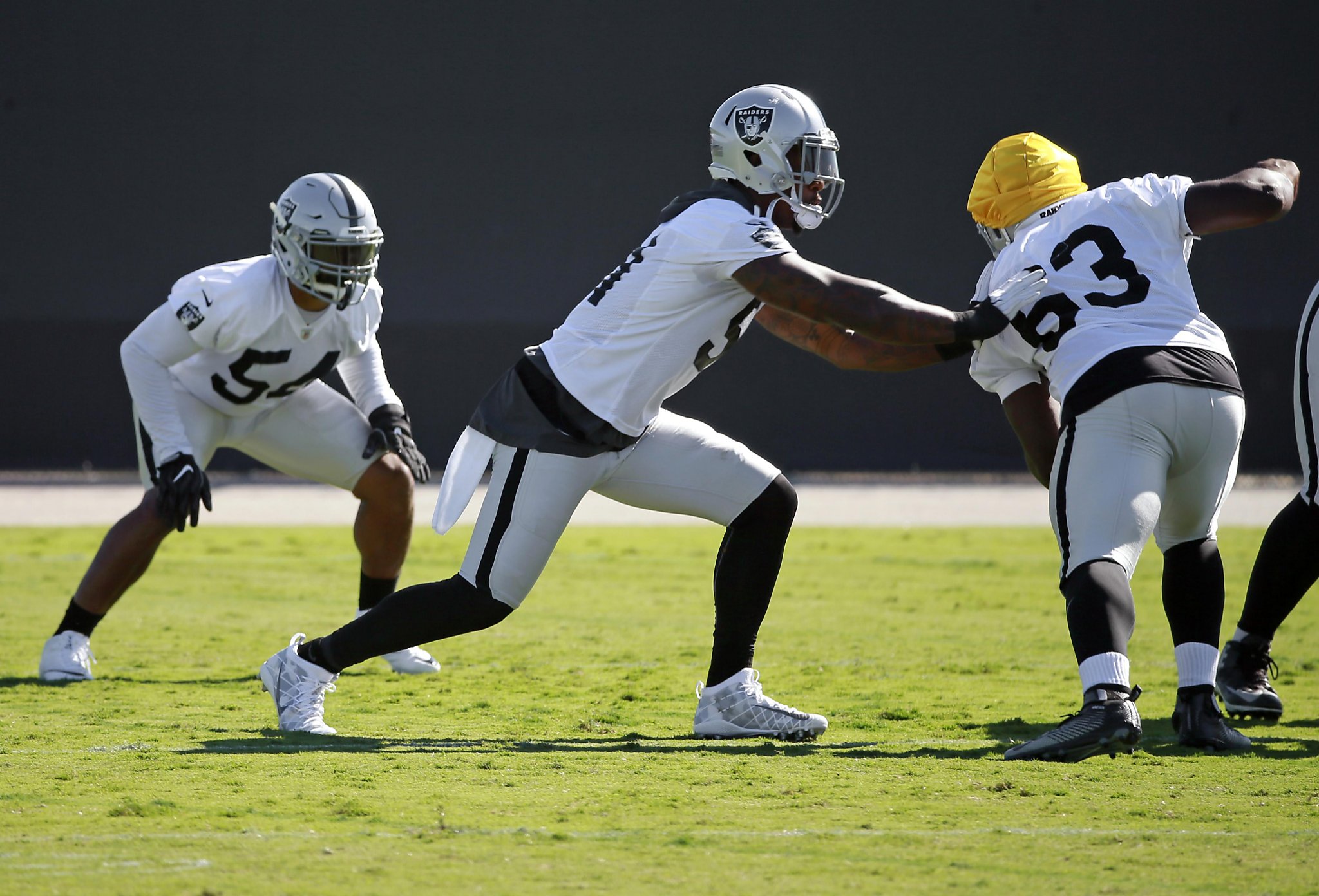 Raiders reunite Bruce Irvin, Perry Riley Jr.