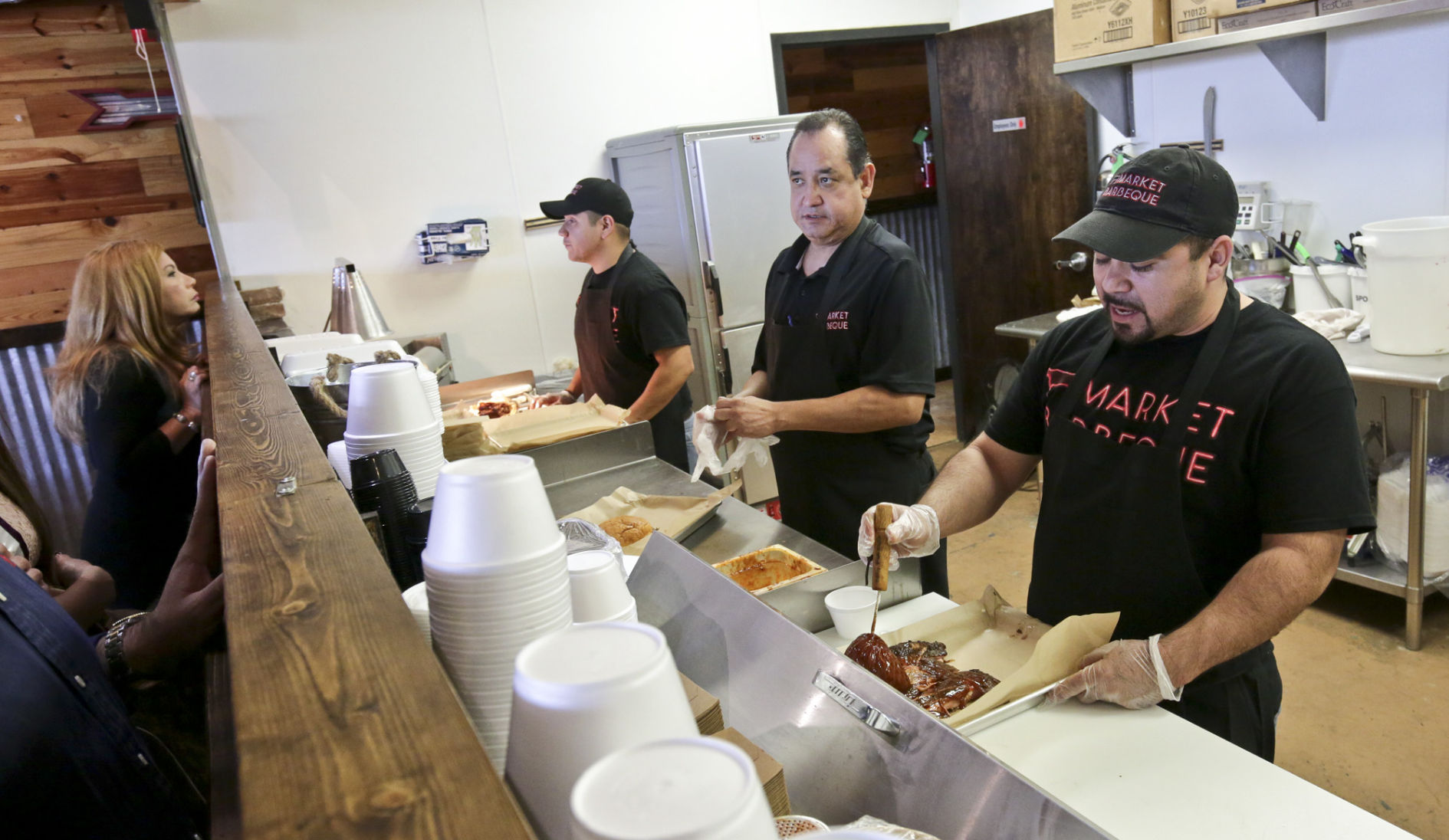 New BBQ restaurant celebrates grand opening