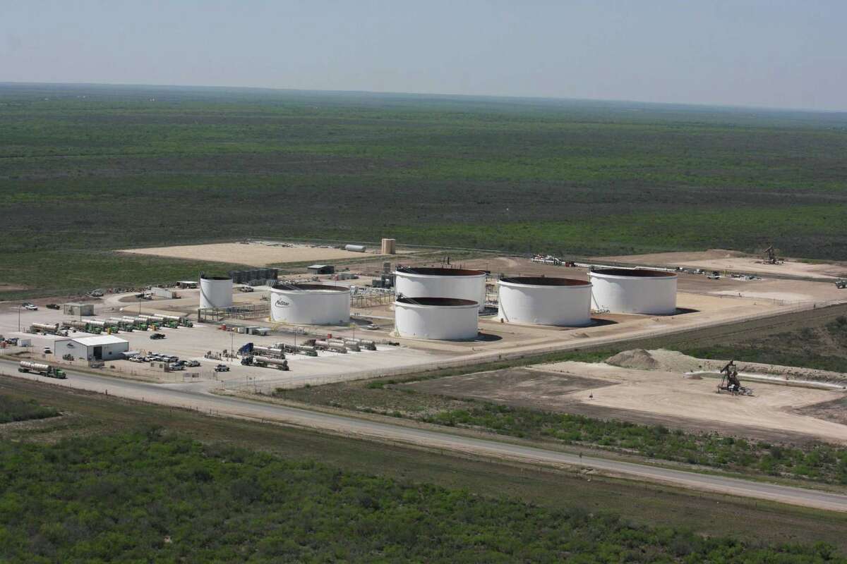 NuStar Energy buys nearly 1 million barrels of oil storage in Corpus ...