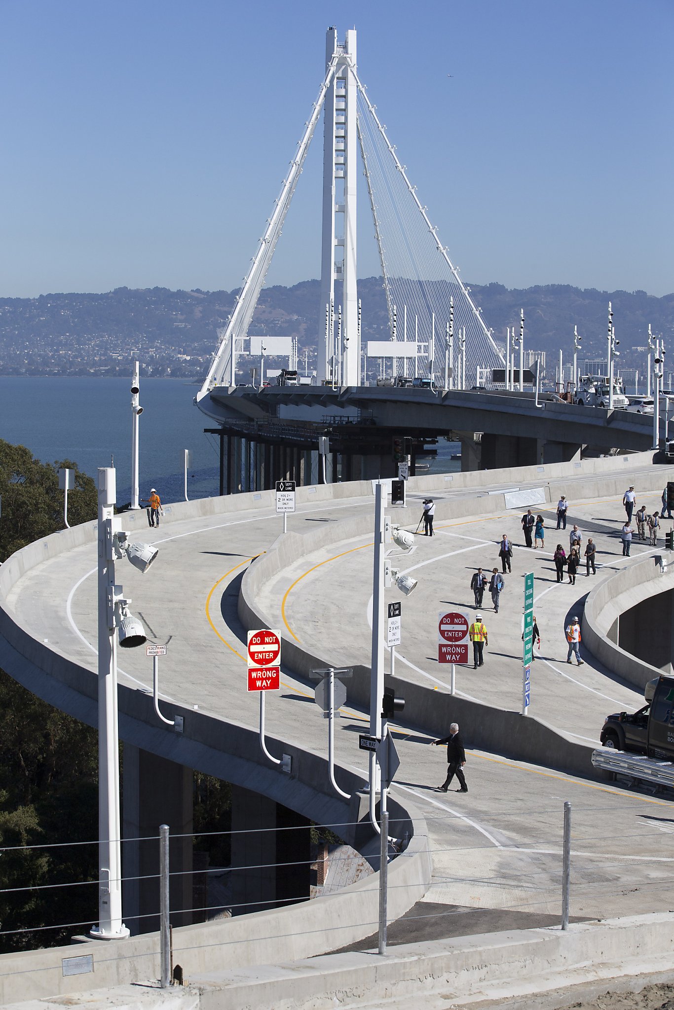 Westbound Bay Bridge drivers exiting to islands must change sides