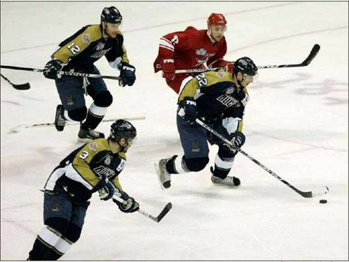 Bucks sign first Laredo-born player for 2018-19 season