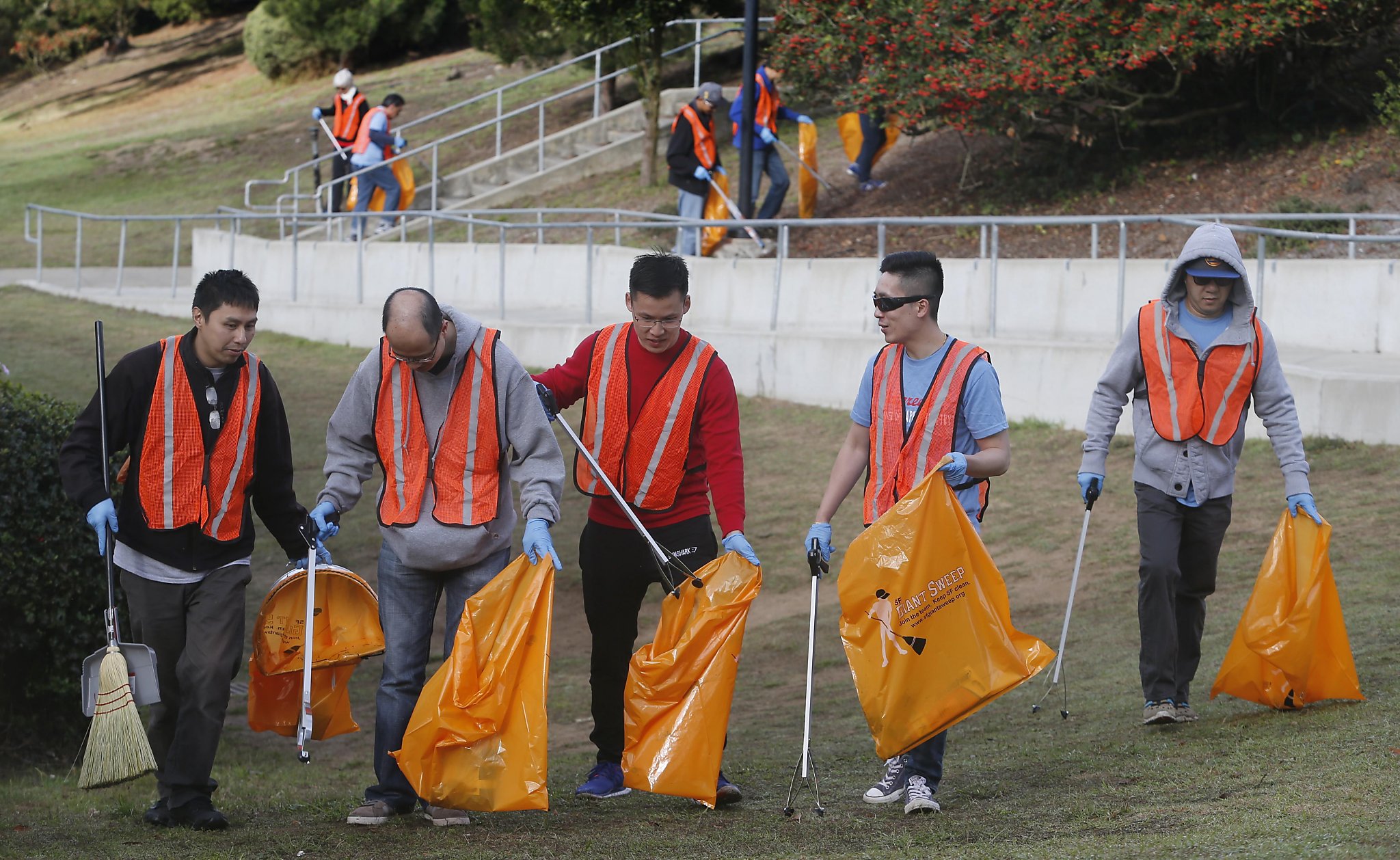 Hundreds of volunteers help SF agencies clean up streets