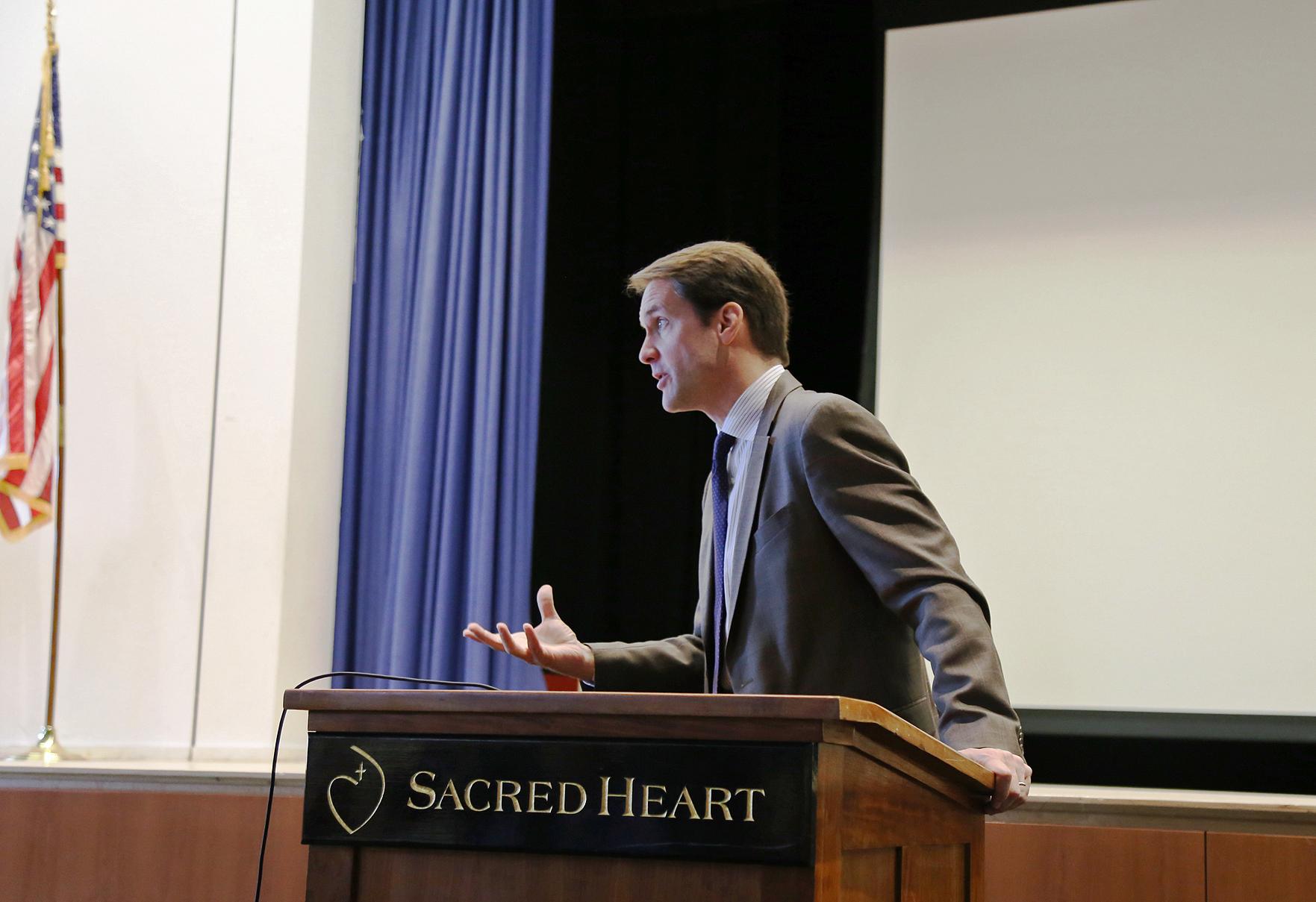Congressman Himes talks politics with Sacred Heart Greenwich students