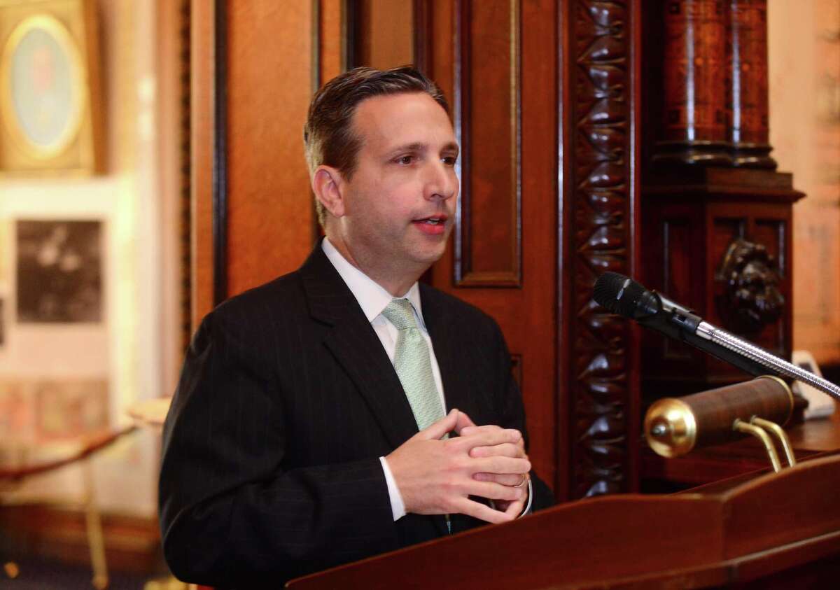 20 take Oath of Allegiance at Norwalk citizenship ceremony