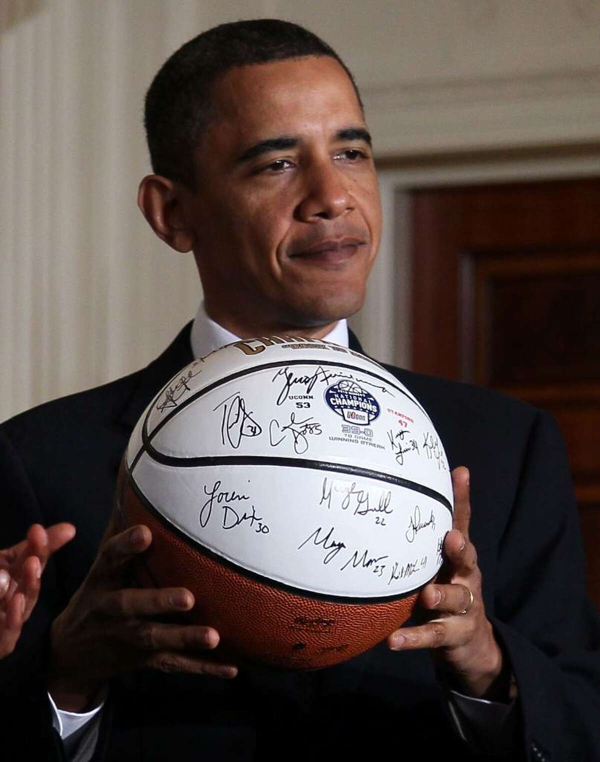 Obama hails UConn women as "best in all of sports"