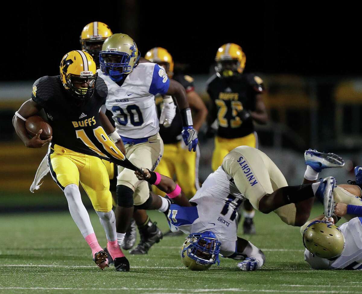 Elkins stays in 23-5A football playoff race with victory