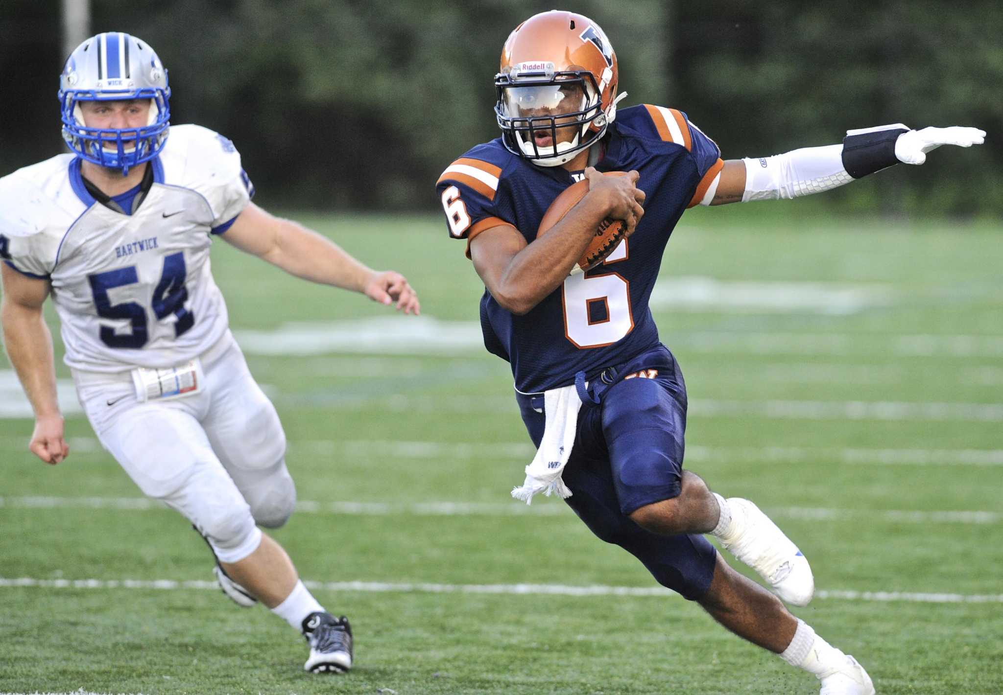 WCSU ROUNDUP: Fleeting on target as Western football team wins