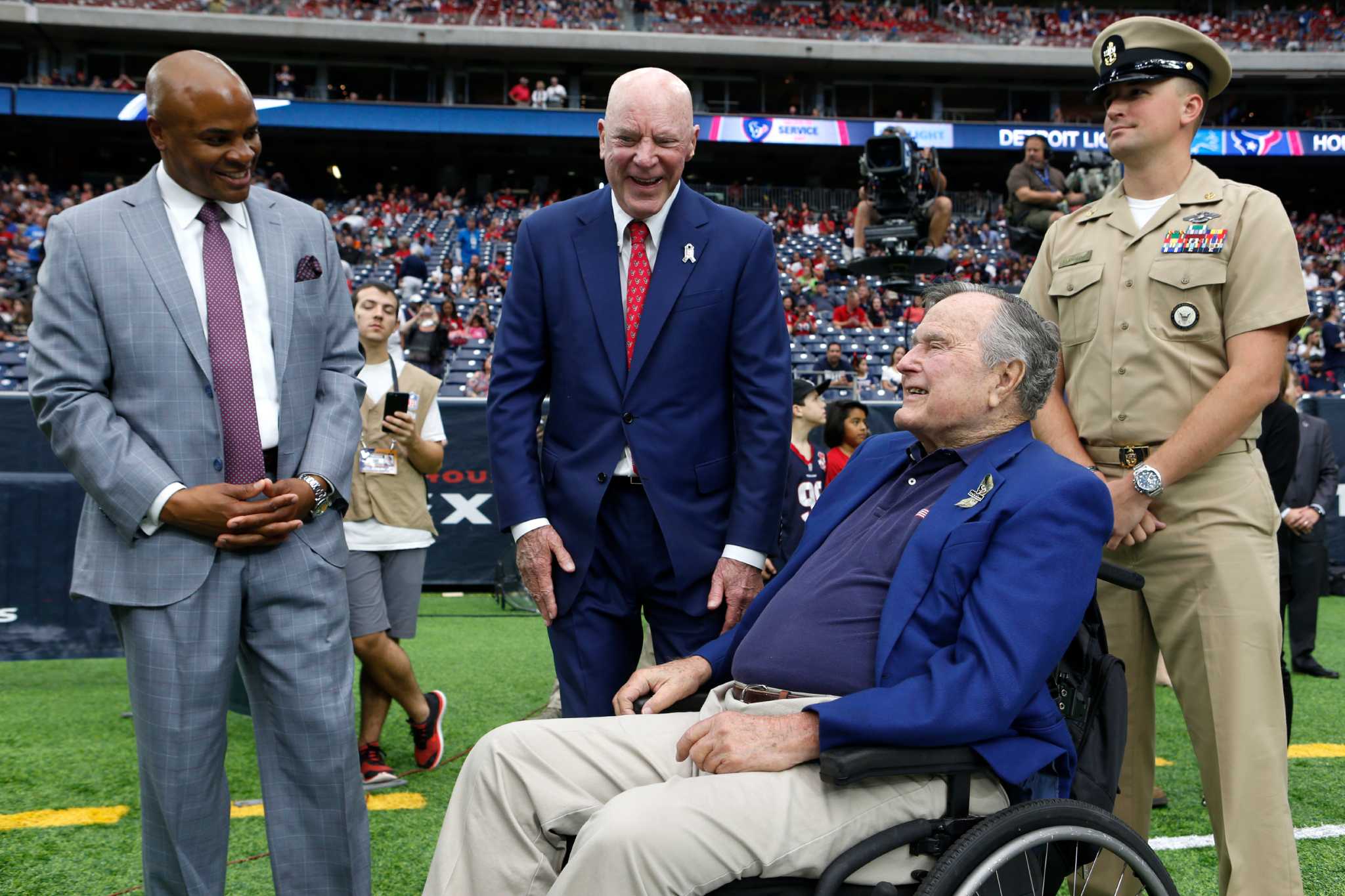 George H.W. Bush flips coin before Texans-Lions game
