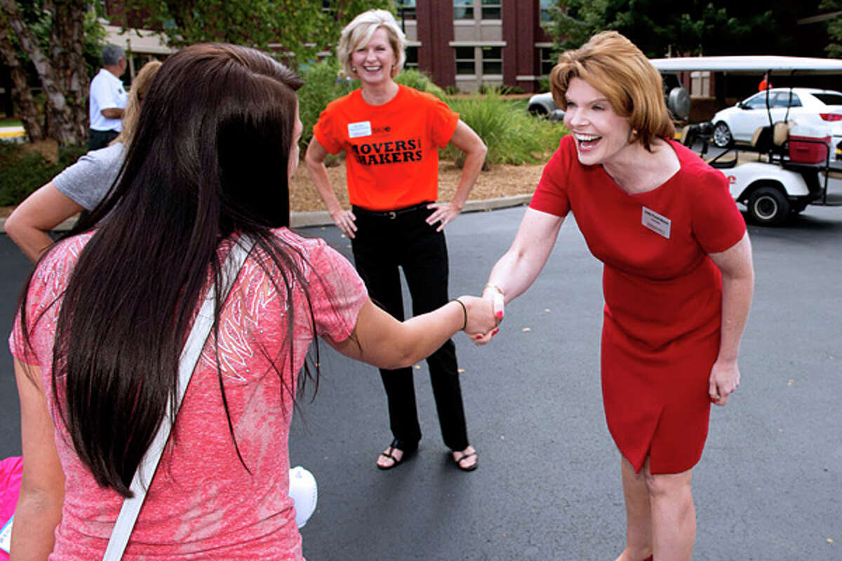 Freshmen get help moving into residence halls