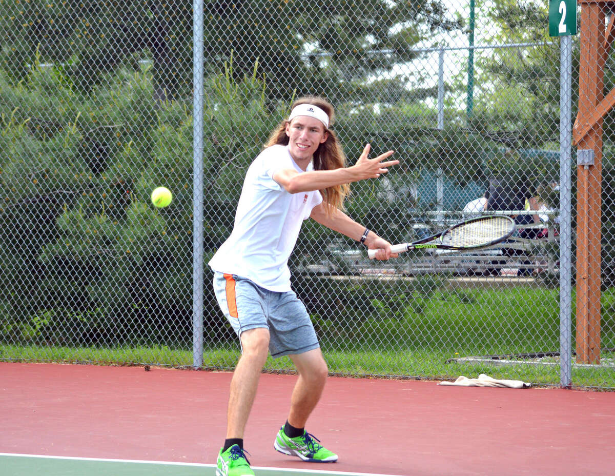 BOYS' TENNIS: EHS holds off Belleville West