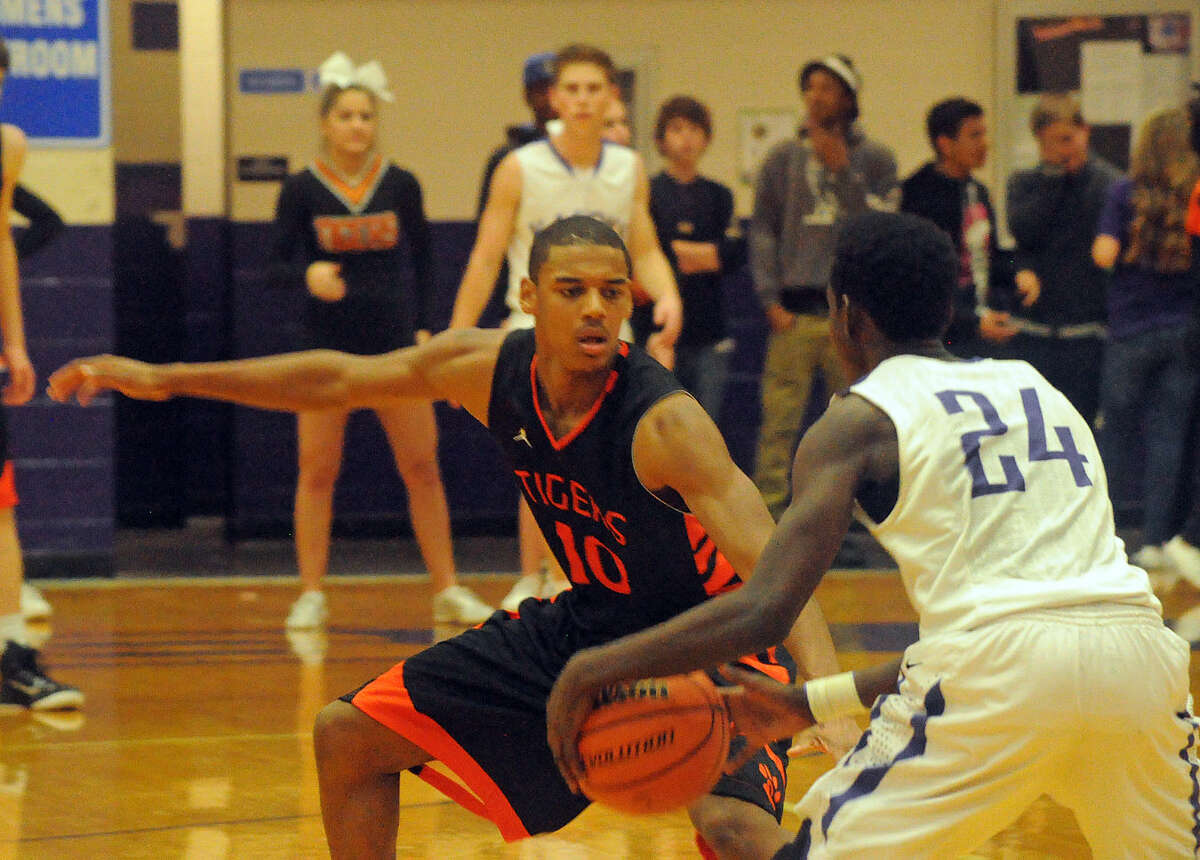 Boys Basketball Edwardsville Holds Off Collinsville For Win