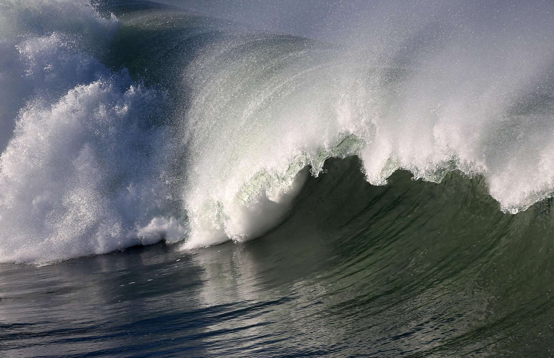Massive wave crashes through Pacifica restaurant
