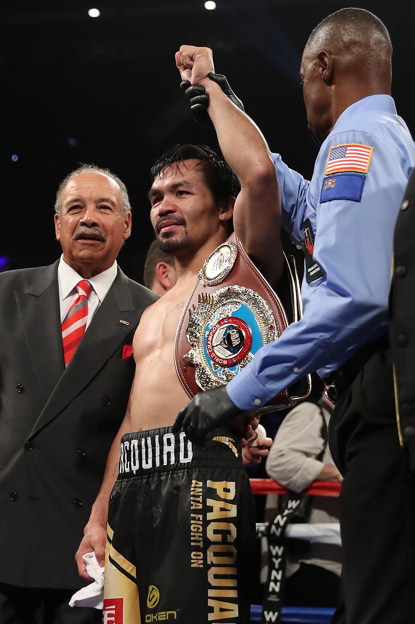Mayweather on hand as Pacquiao takes back share of title