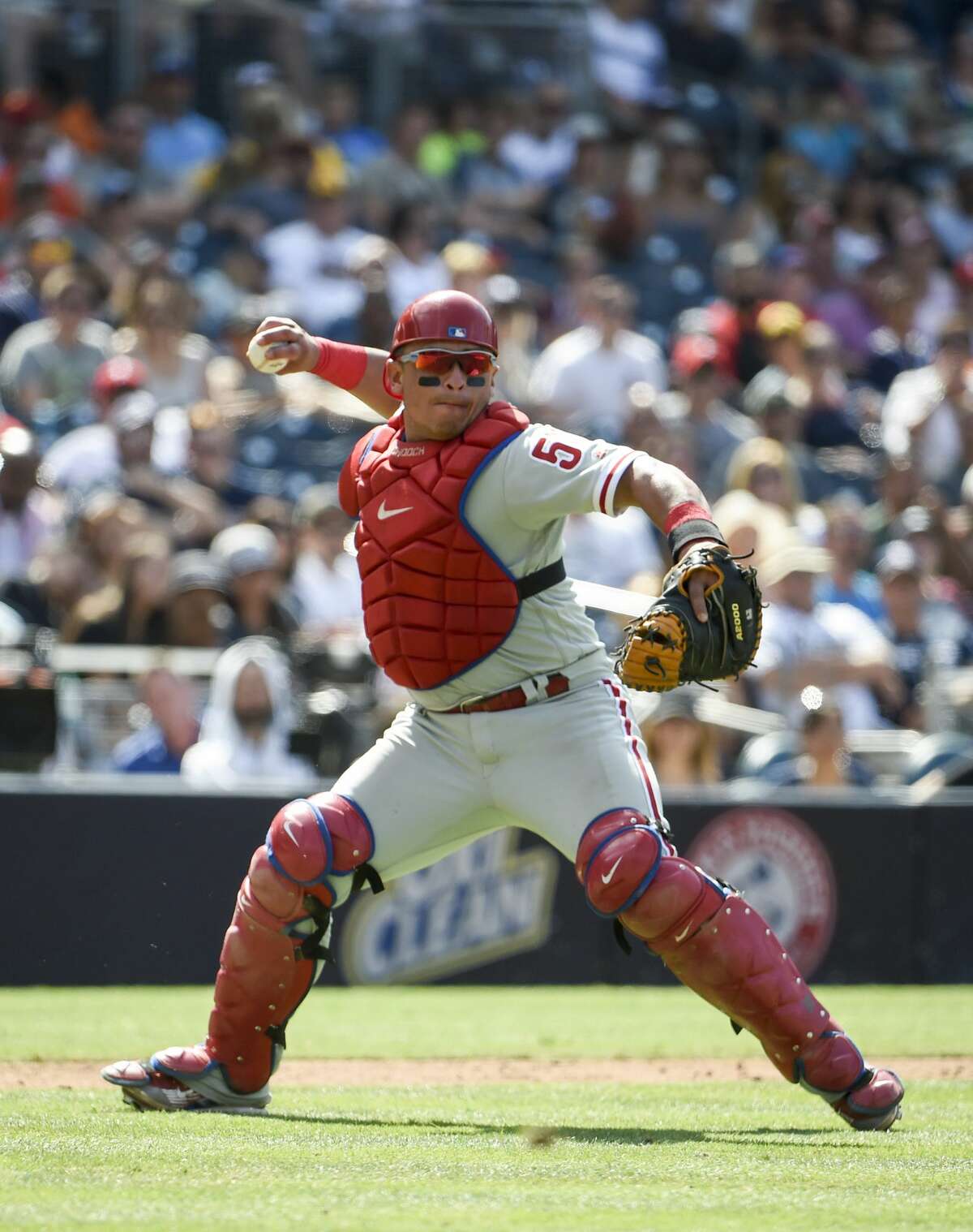 Mariners trade for veteran catcher Carlos Ruiz