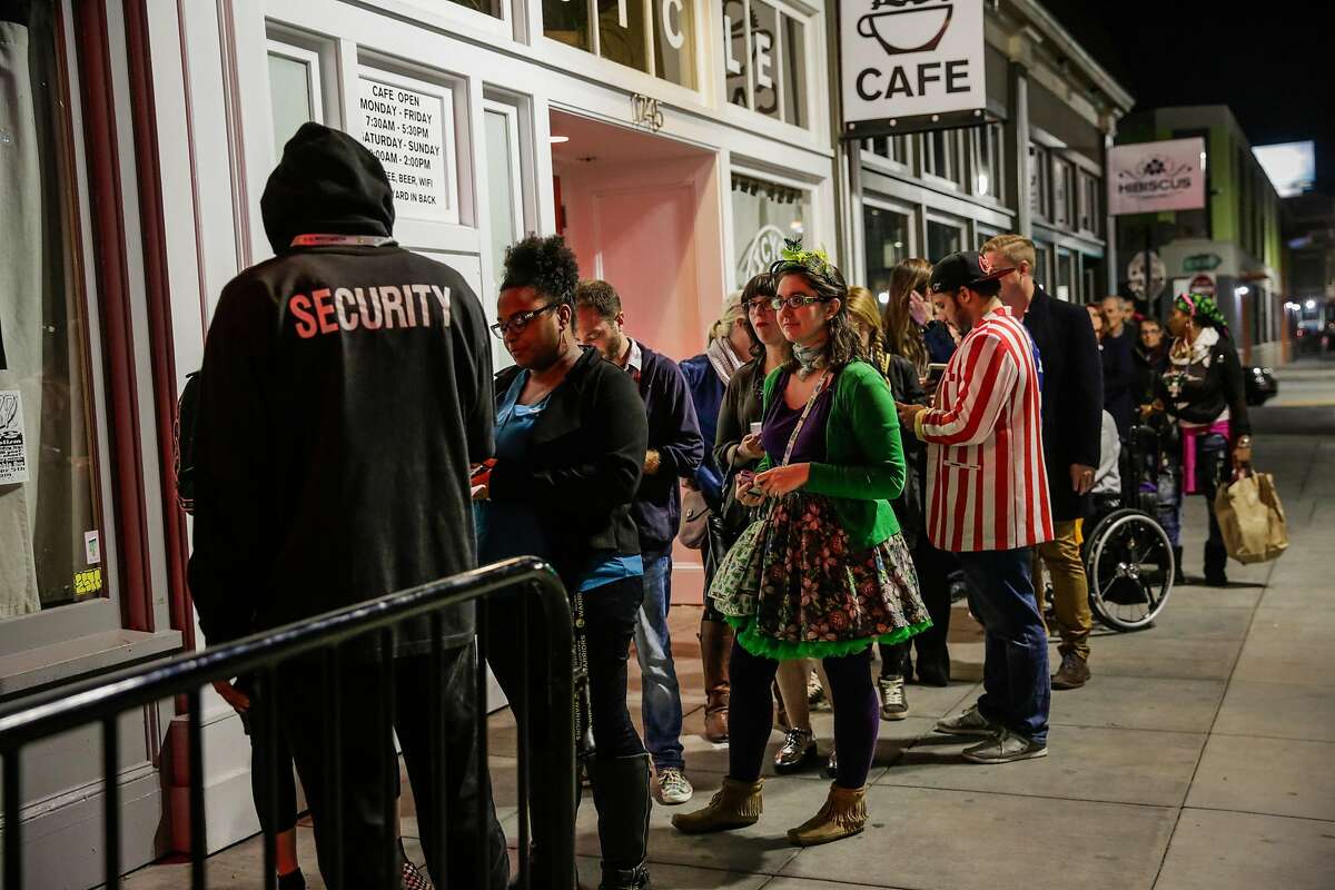 Eager to shop, would-be weed buyers have to wait