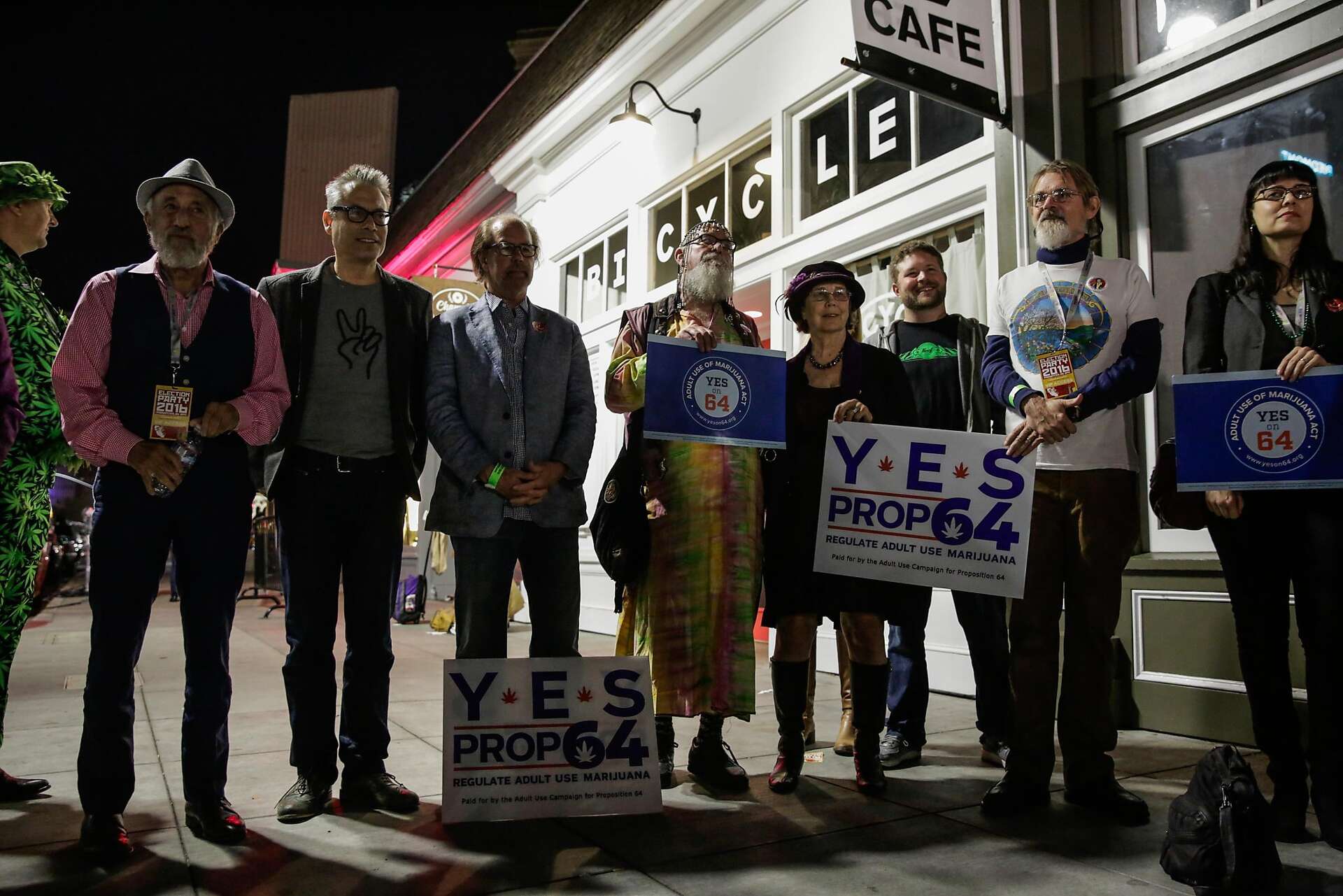 Eager to shop, would-be weed buyers have to wait