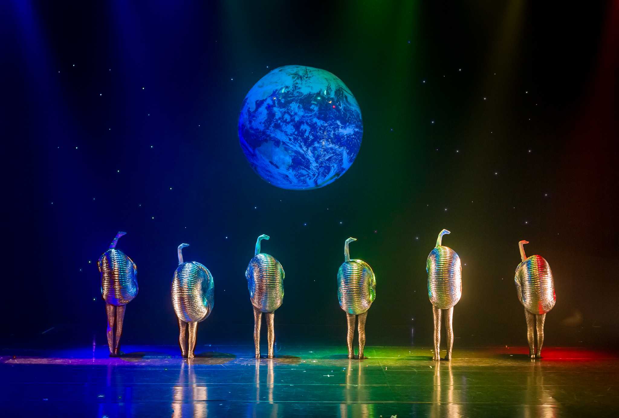 Astronaut encounters shiny aliens in 'Aluminum Show'