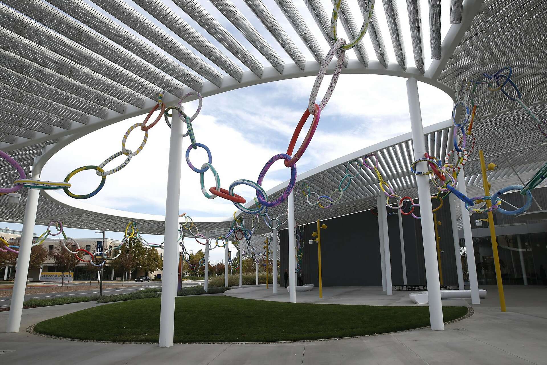 New UC Davis museum puts natural light to striking use