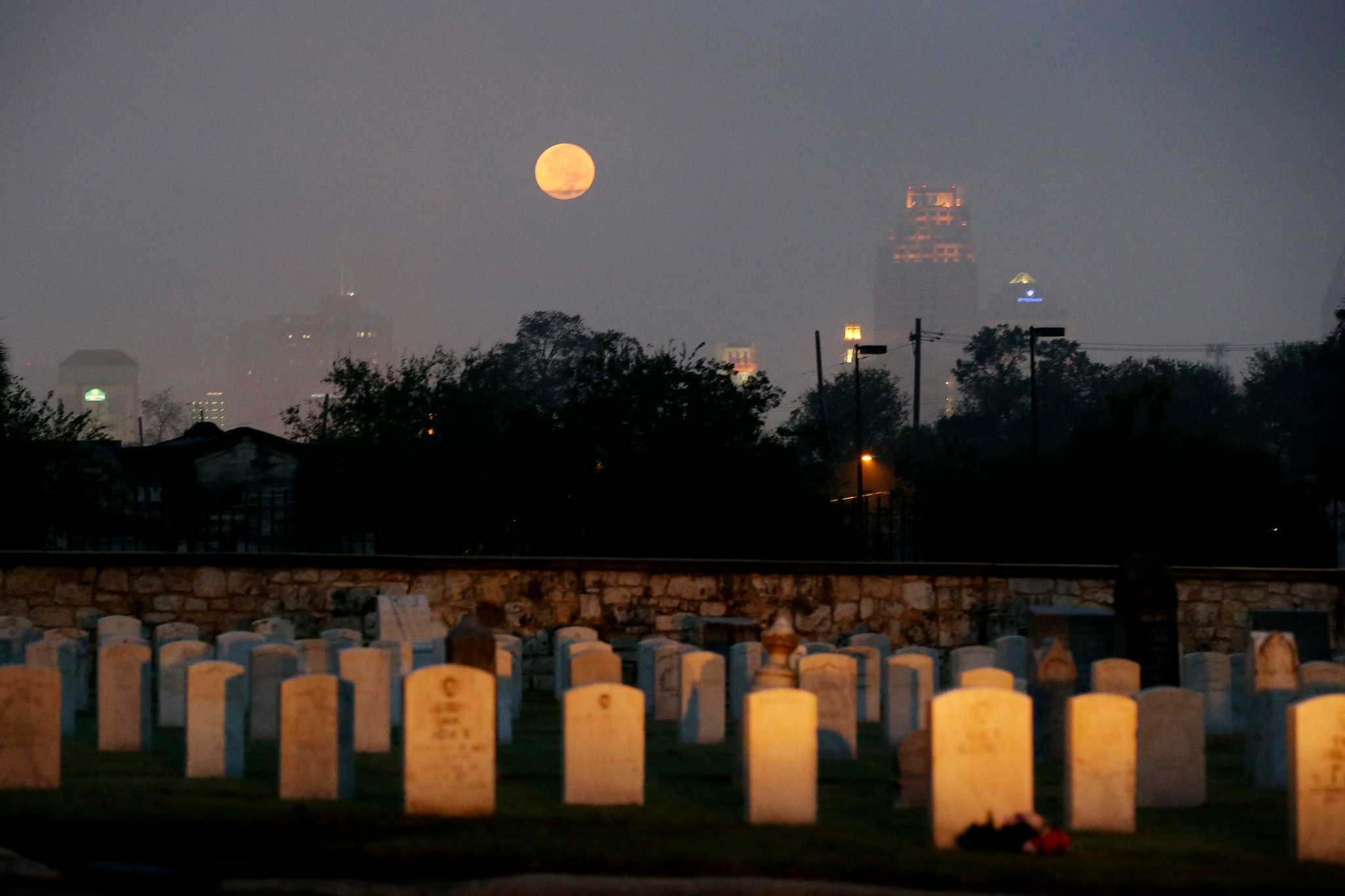 Supermoon to light up sky beginning Monday morning