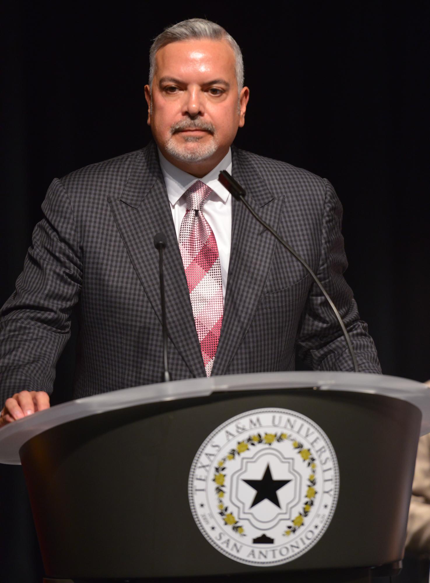 Henry Muñoz of San Antonio steps down as DNC chair to focus on Latinos ...
